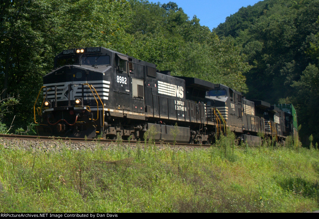 NS C40-9W 8982 leads 211